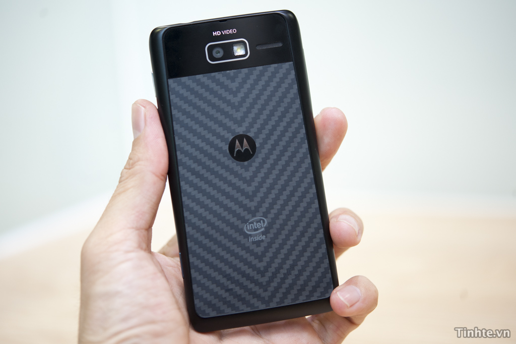 Trên tay Motorola RAZR i XT890