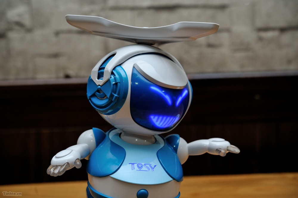 Trên tay robot nhảy múa Tosy Discorobo của Việt Nam | Viết bởi sonlazio