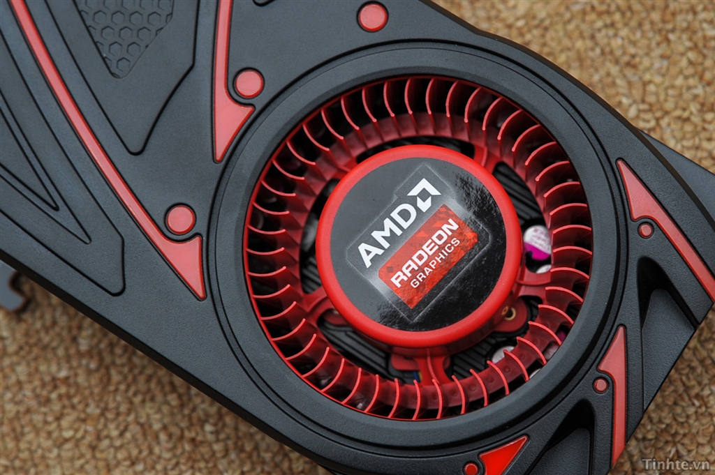Trên tay card đồ họa AMD Radeon R9 290, yếu hơn R9 290X rất ít nhưng ...