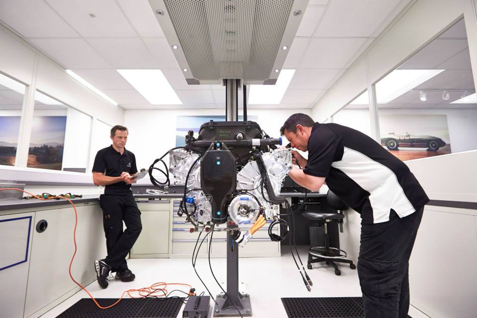 [Video] Mercedes AMG ra mắt động cơ V6 1.6L dành cho mùa đua F1 2014 ...