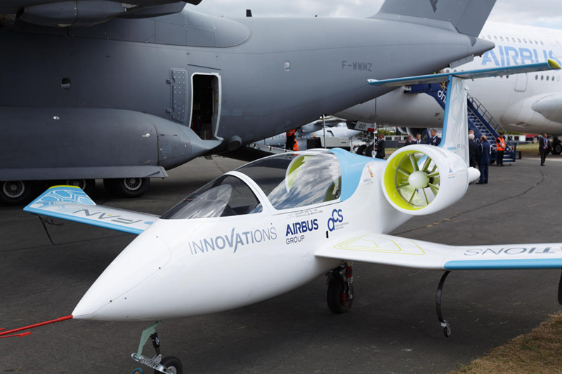 Airbus giới thiệu nguyên mẫu máy bay điện 2 chỗ E-Fan 2.0, năm 2050 có ...