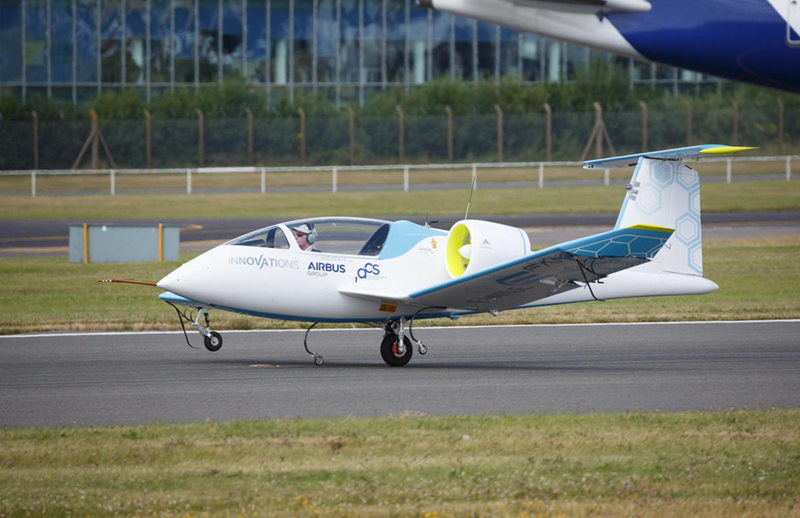 Airbus giới thiệu nguyên mẫu máy bay điện 2 chỗ E-Fan 2.0, năm 2050 có ...