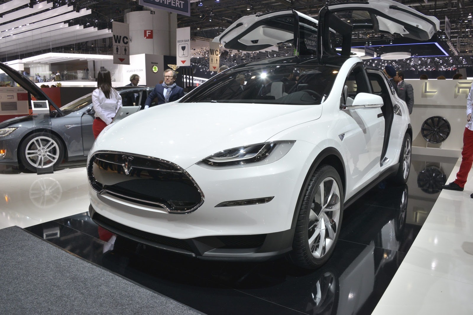 Elon Musk: Tesla Model X sẽ được giao hàng ngay trong tháng sau