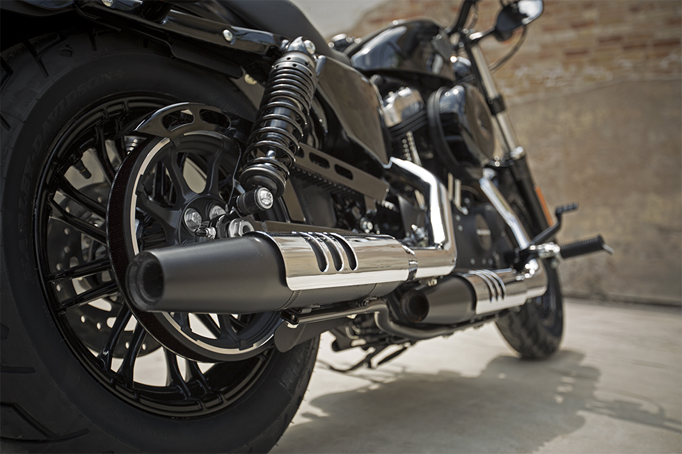 Harley Davidson giới thiệu hai xe dòng Sportser: Iron 883 và Forty ...