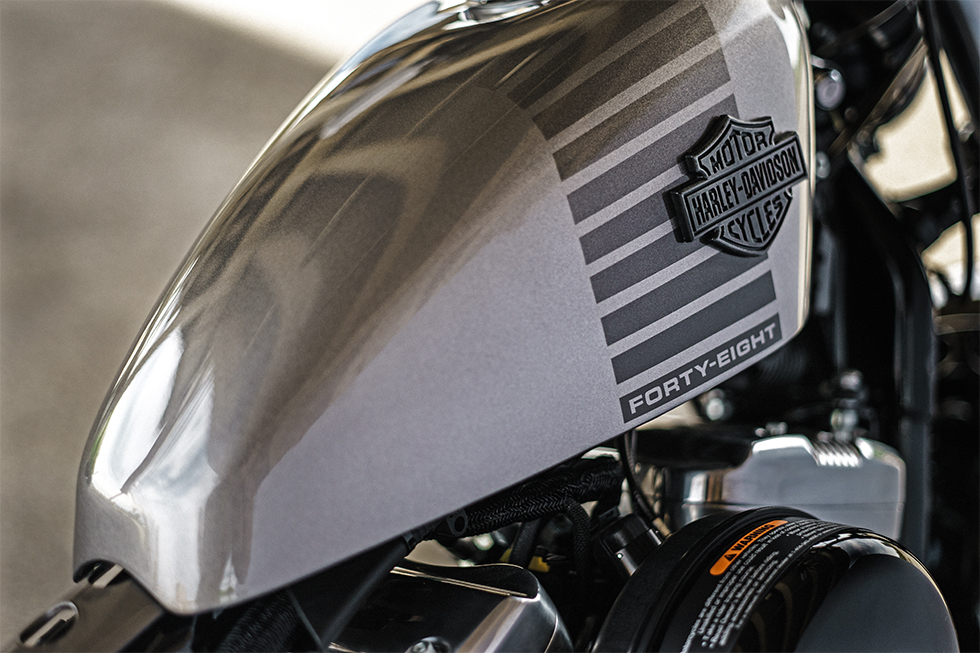 Harley Davidson giới thiệu hai xe dòng Sportser: Iron 883 và Forty ...