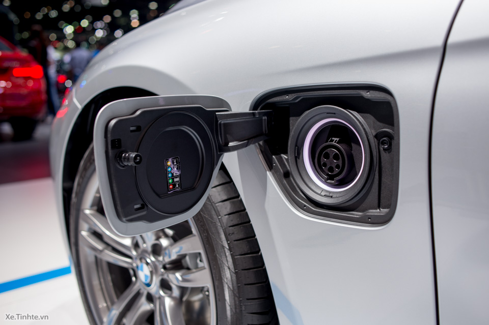 Đối đầu plug-in hybrid BMW 330e M Sport và Mercedes-Benz C 350e AMG ...