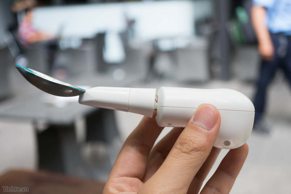 Trên tay Liftware: muỗng/nĩa 200$ cho người bị run tay/Parkinson | Viết ...