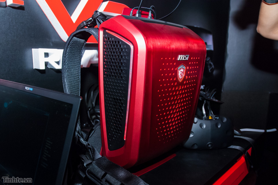 [Computex 2016] Trên tay MSI Backpack PC - máy tính đeo lưng hỗ trợ VR