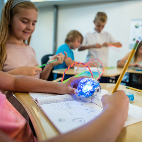 Sphero Spark+: quả banh robot có thể vượt mê cung, bơi, vẽ tranh, dạy ...