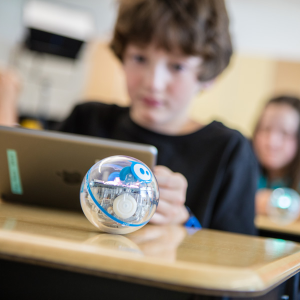 Sphero Spark+: quả banh robot có thể vượt mê cung, bơi, vẽ tranh, dạy ...
