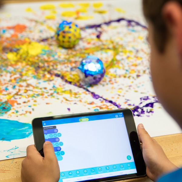 Sphero Spark+: quả banh robot có thể vượt mê cung, bơi, vẽ tranh, dạy ...