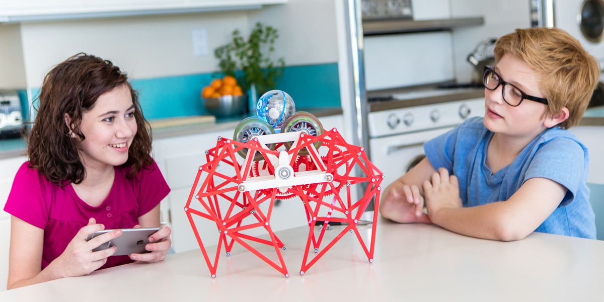 Sphero Spark+: quả banh robot có thể vượt mê cung, bơi, vẽ tranh, dạy ...