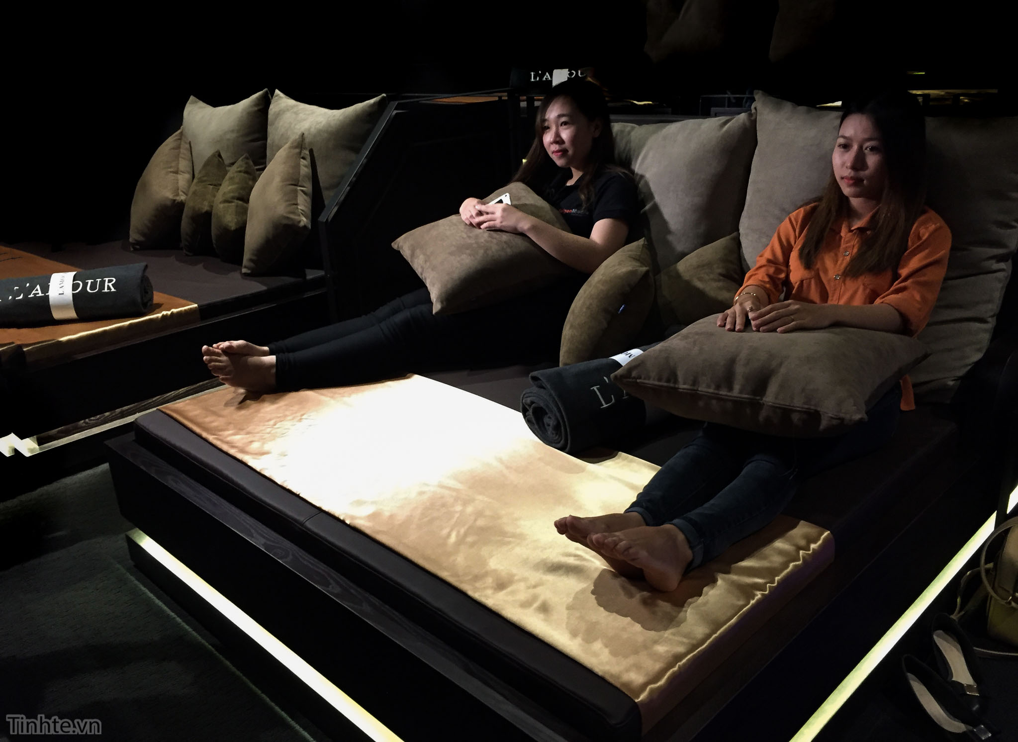 Trải nghiệm rạp giường nằm CGV L'amour: giường riêng, không vách che, nằm xem thoải mái