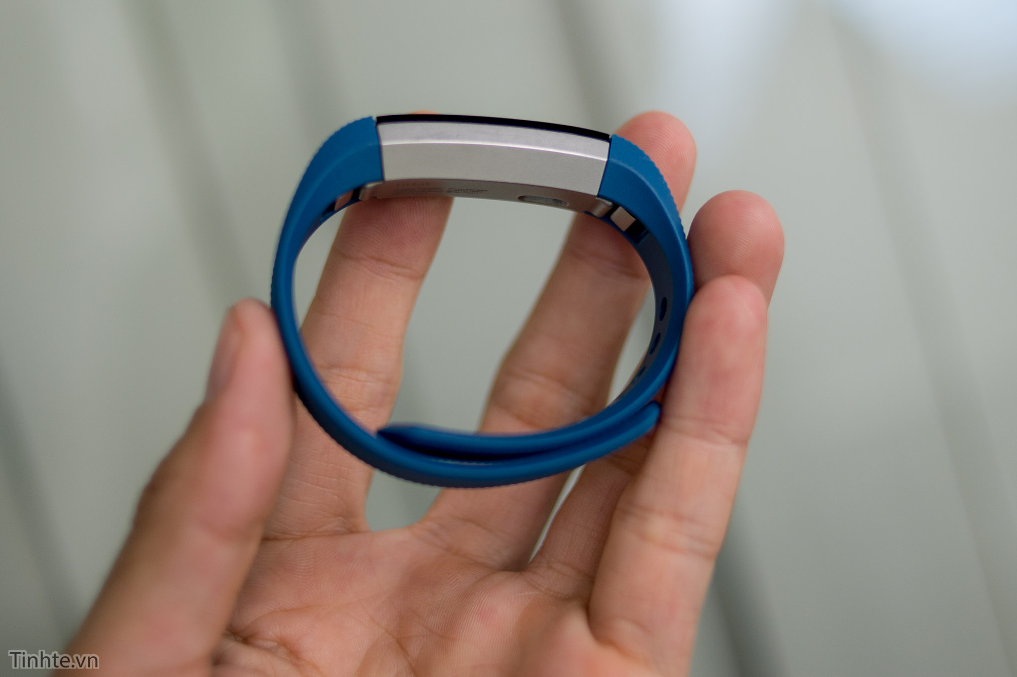 Trên tay Fitbit Alta dây xanh
