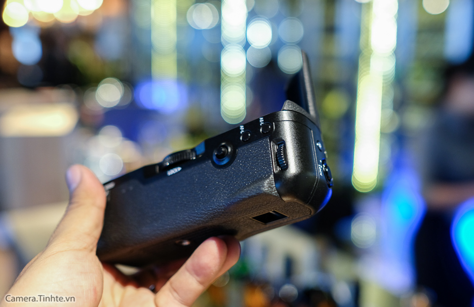 Trên tay grip pin VPB-XT2 dành cho Fujifilm X-T2: thiết kế mới, cầm ...