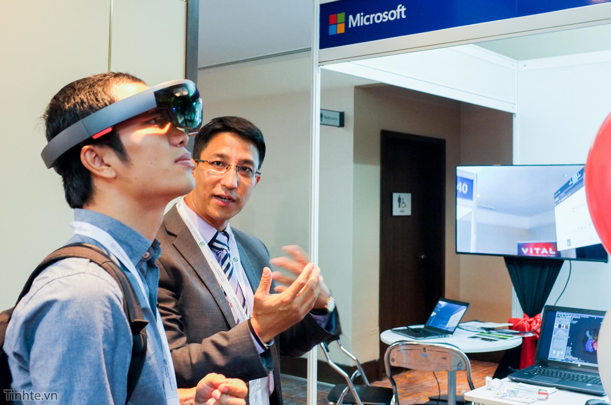 Microsoft Health Innovation Lab Việt Nam trình diễn Hololens ứng dụng ...