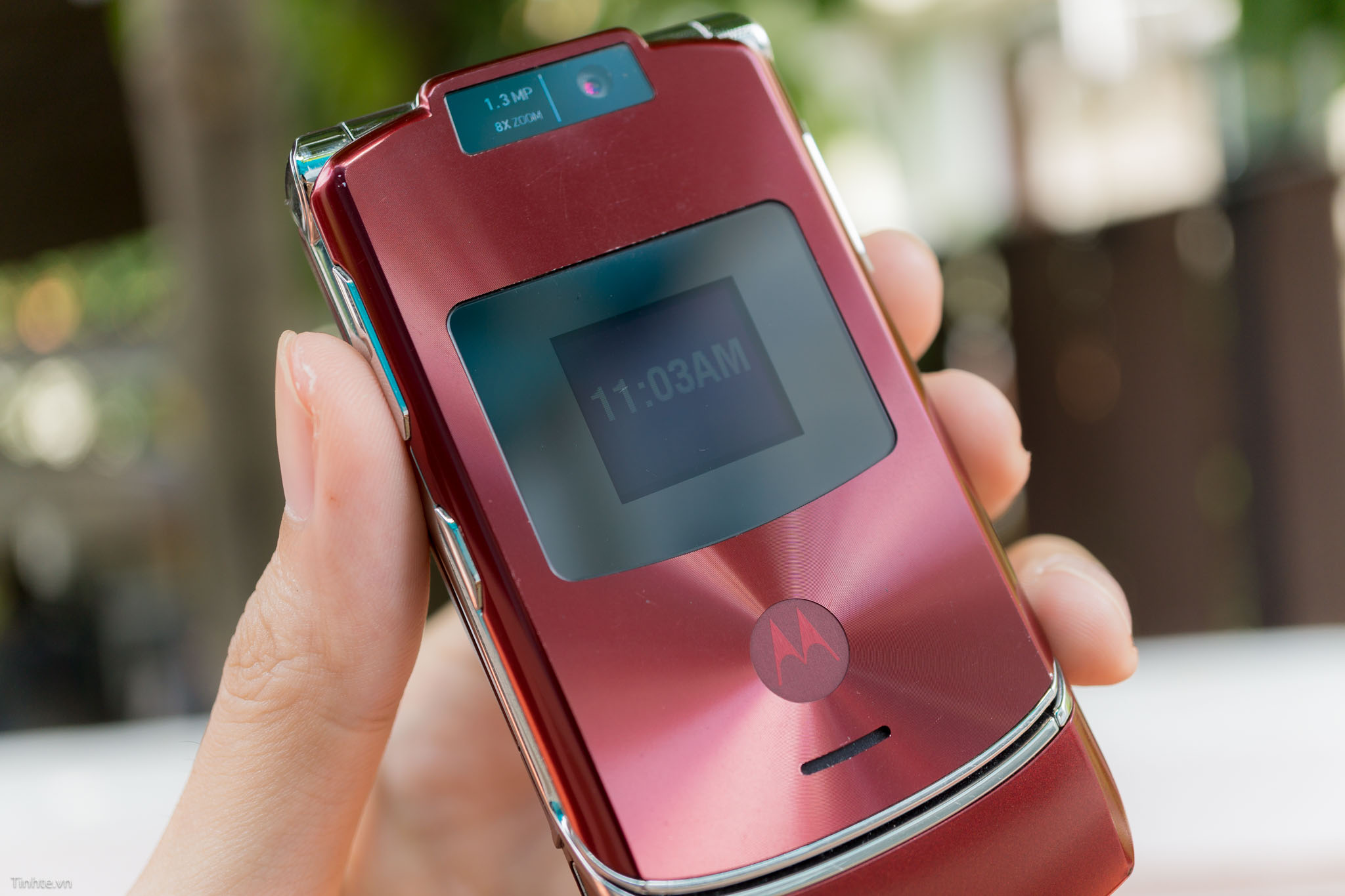 Trên tay điện thoại cổ: Motorola RAZR V3xx "mỏng như dao cạo", máy ...