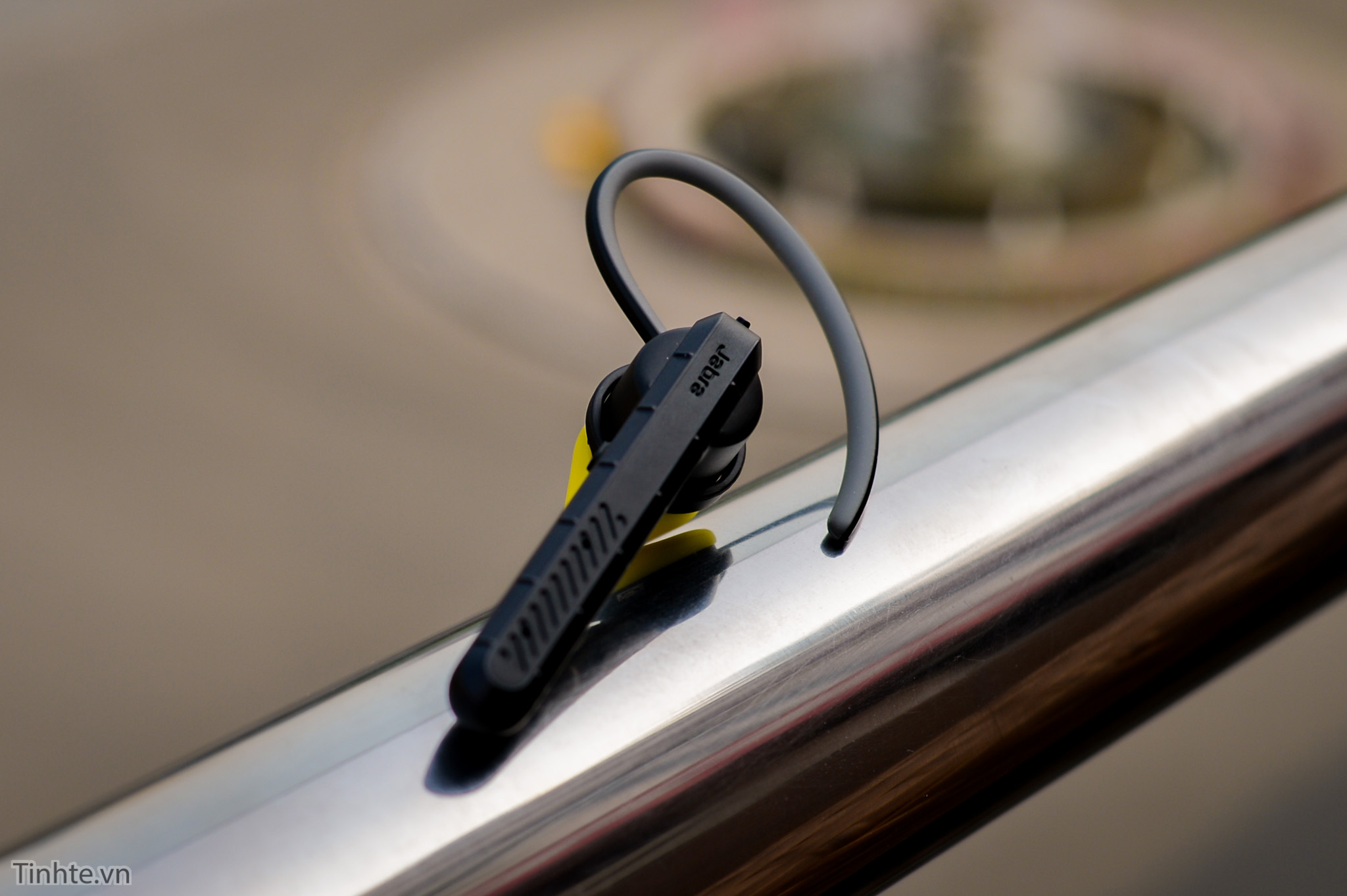 Trên tay tai nghe bluetooth Jabra Steel: chắc chắn, chống nước, nghe ...