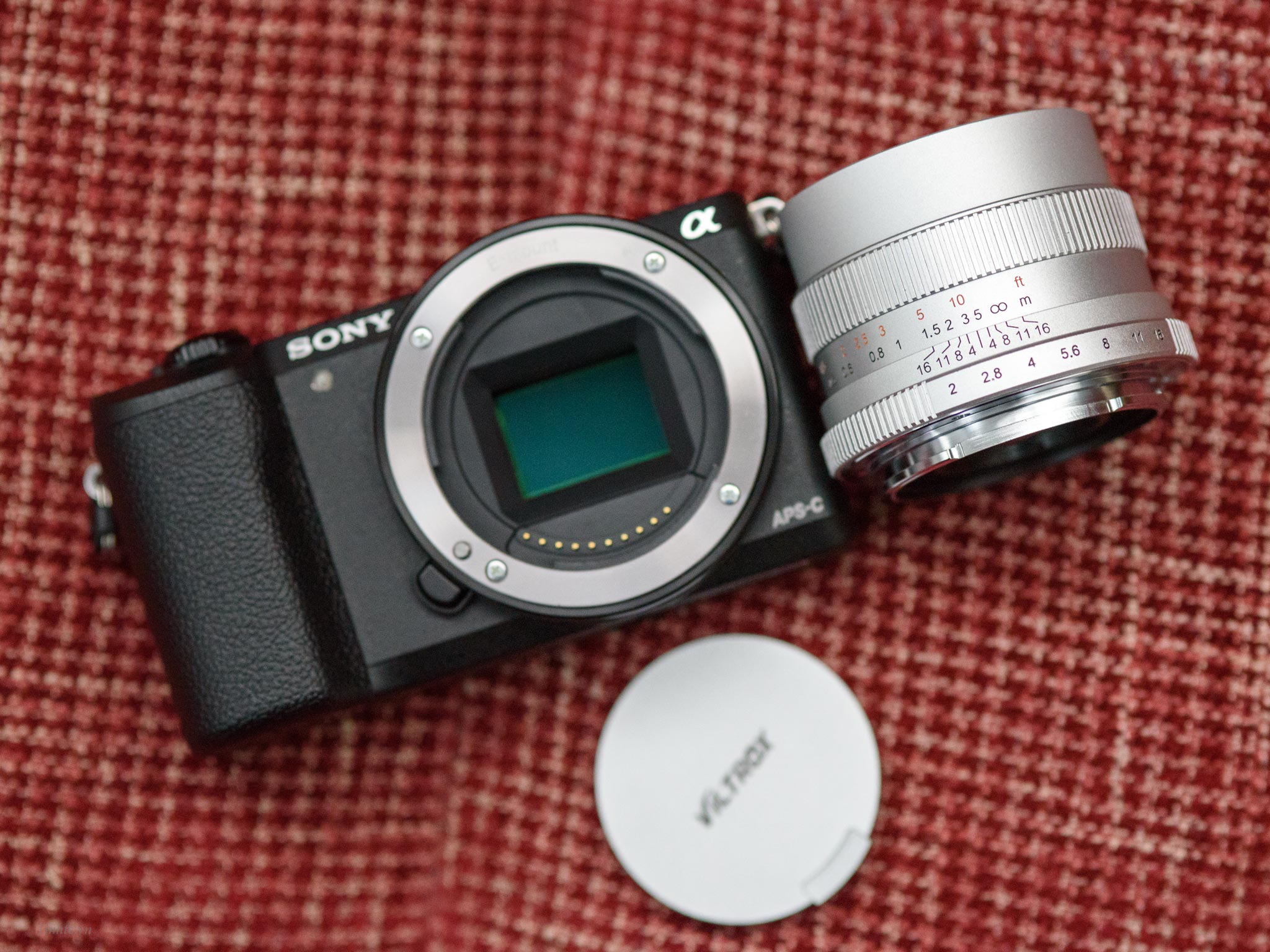 Đánh giá nhanh Vitrox 35mm f2: dùng được với fullframe, nhỏ gọn, lấy ...