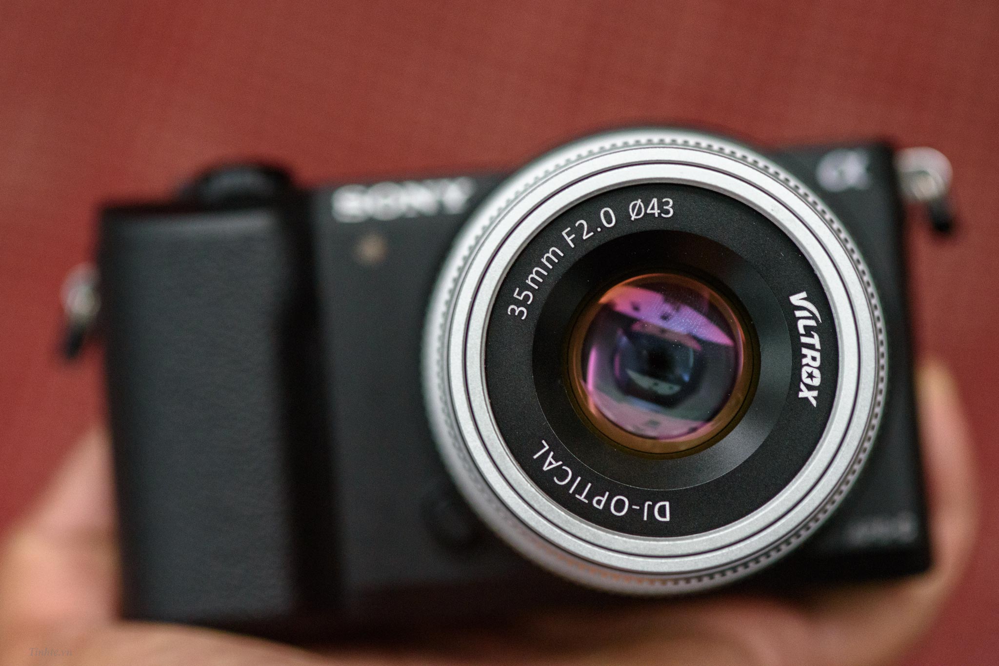 Đánh giá nhanh Vitrox 35mm f2: dùng được với fullframe, nhỏ gọn, lấy ...