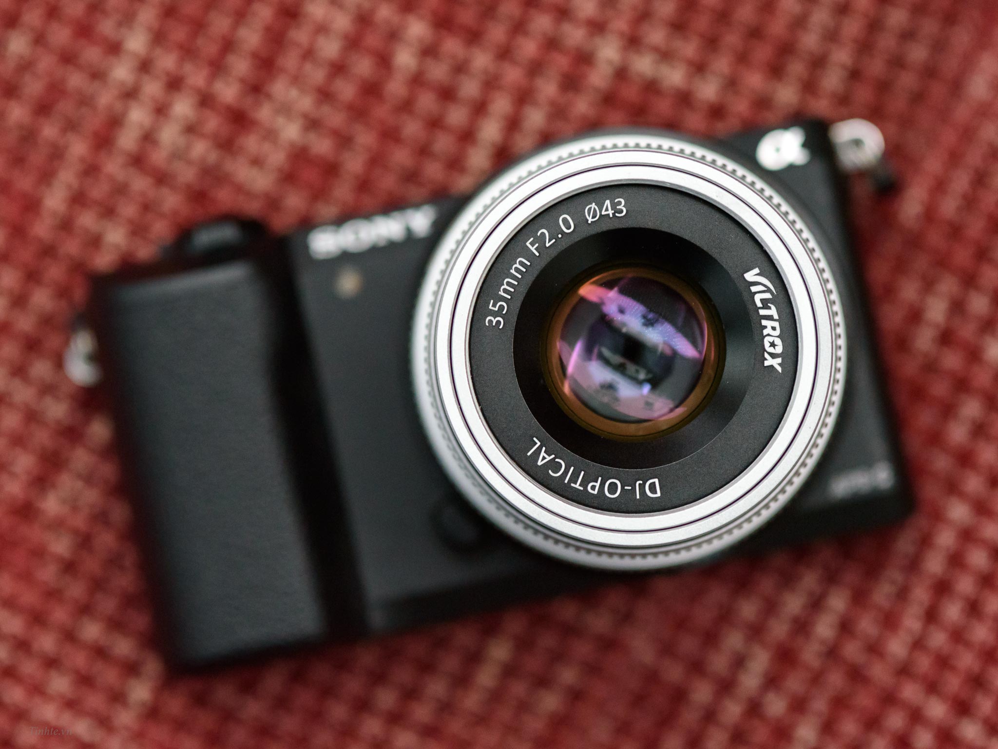 Đánh giá nhanh Vitrox 35mm f2: dùng được với fullframe, nhỏ gọn, lấy ...