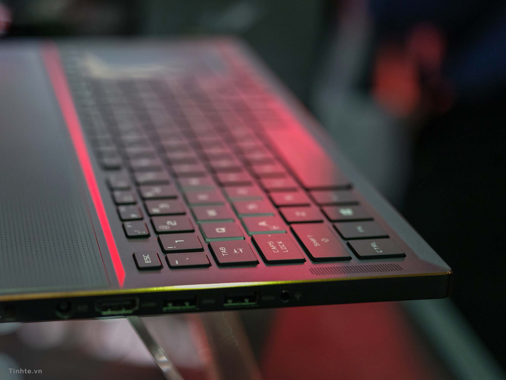 Trên tay laptop ROG Zephyrus: Mỏng nhẹ nhưng cực mạnh