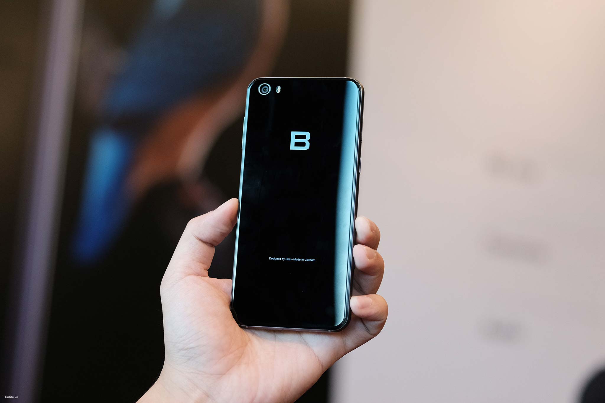 Trên tay BPhone 2017: thiết kế là điểm nhấn, giá cao | Viết bởi sonlazio