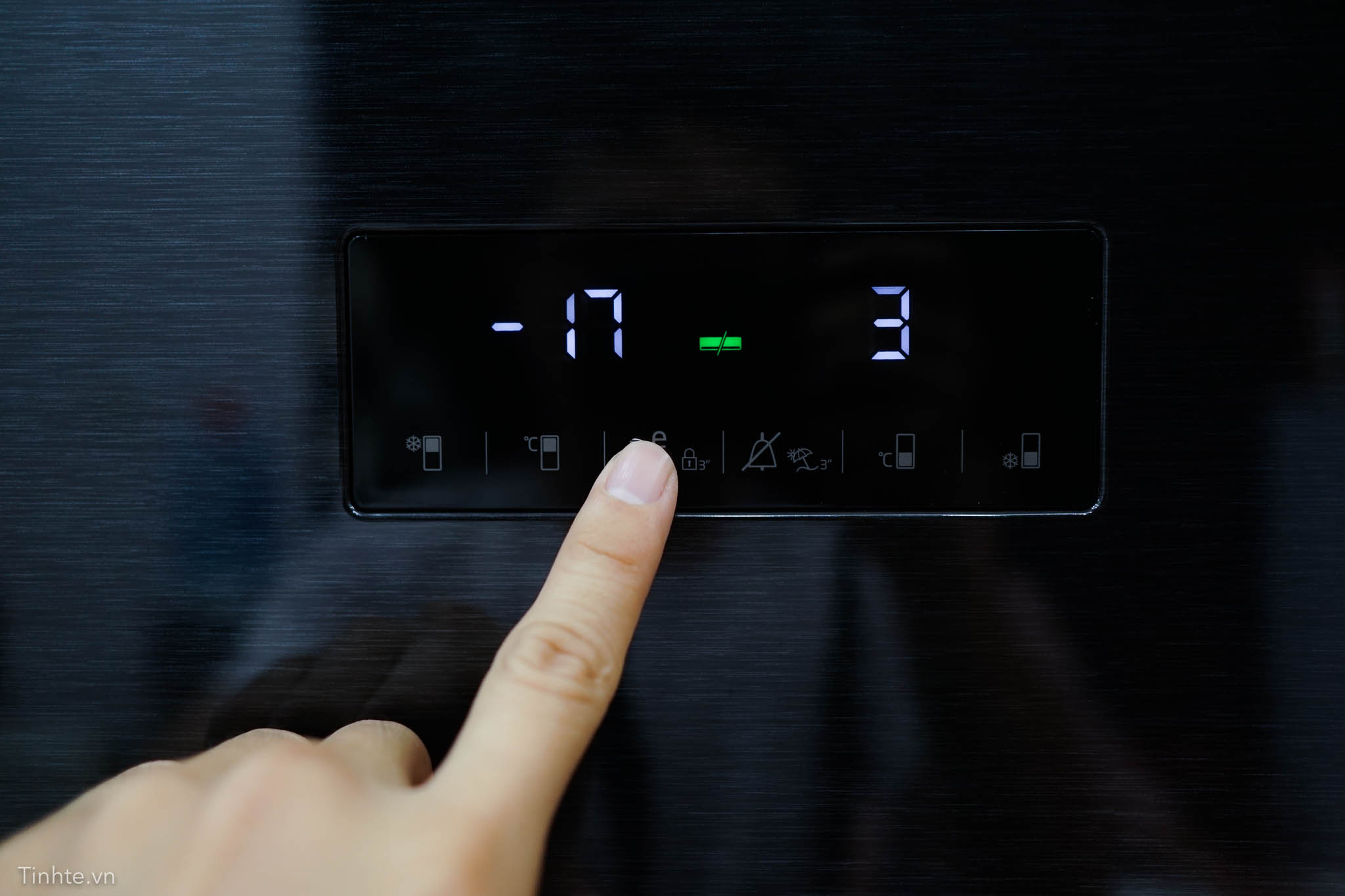 Trên tay tủ lạnh Beko 360 lít: Màu đen vân gỗ, Gas R600A, Xài 2-3 ngàn ...