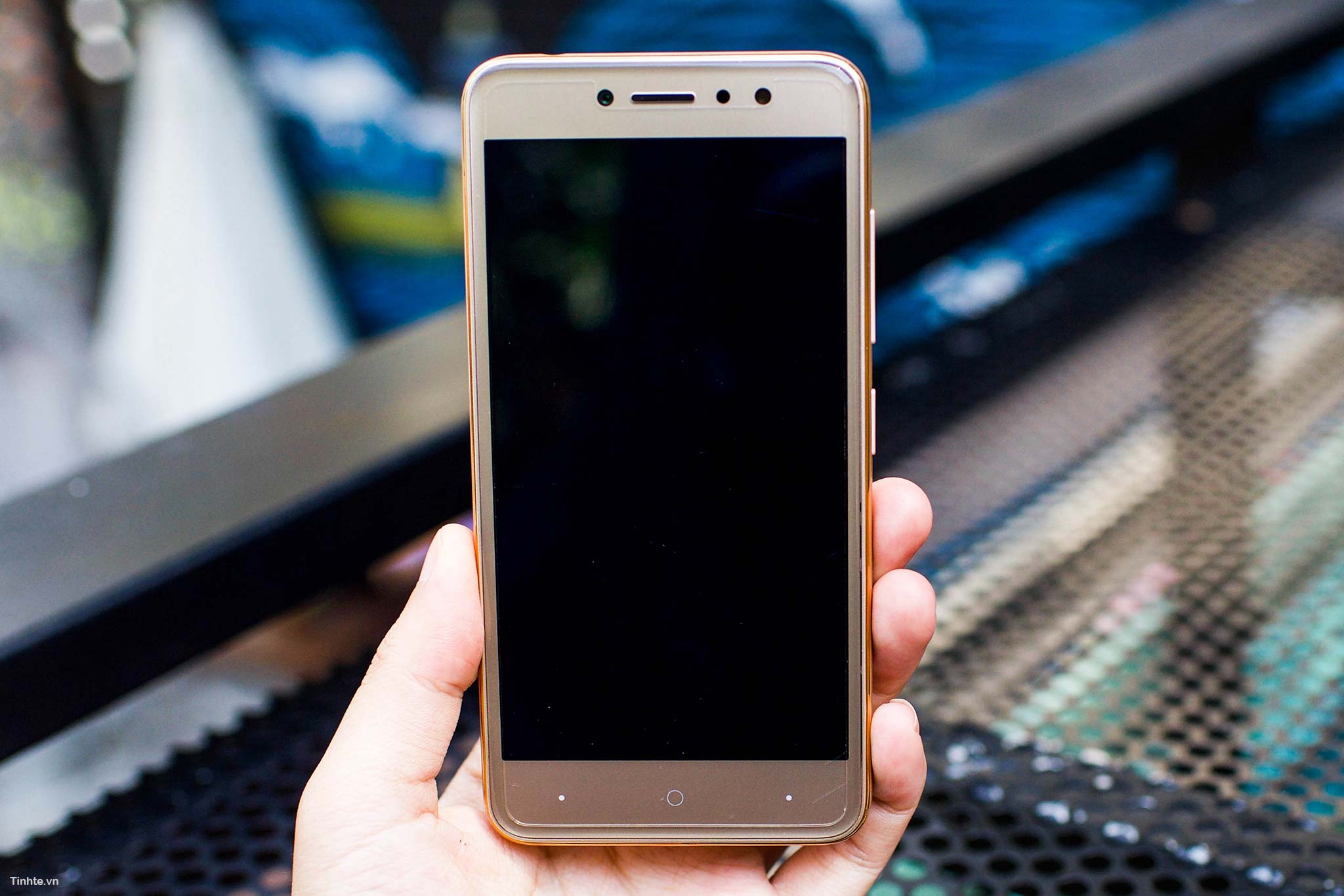 Trên tay itel S41 giá 2.7tr: camera selfie 8MP có flash, RAM 3GB, có ...