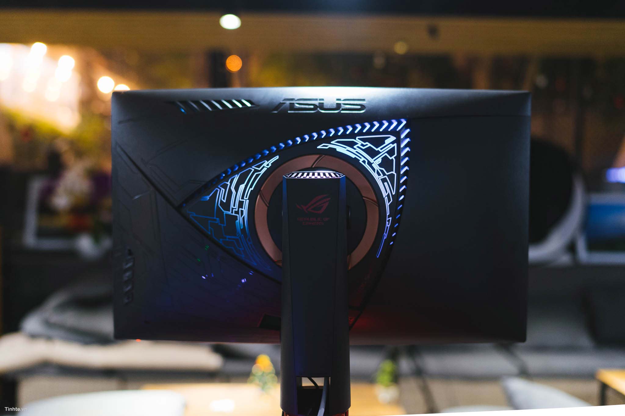 Trên tay ASUS ROG PG27V: Màn hình chơi game cong WQHD, tần số quét 165 ...