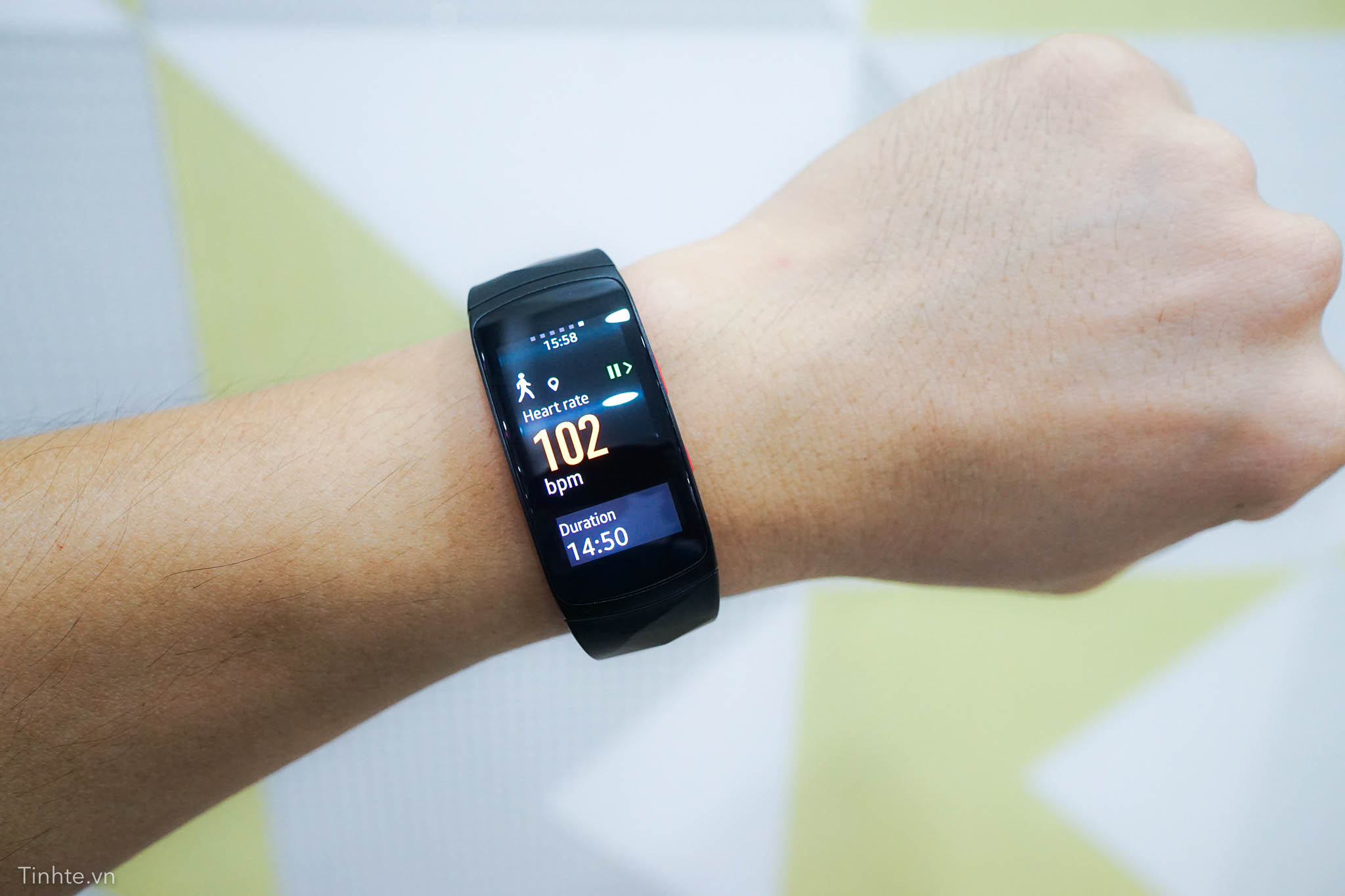 Trên tay Gear Fit2 Pro: Nâng cấp nhẹ nhưng đáng giá