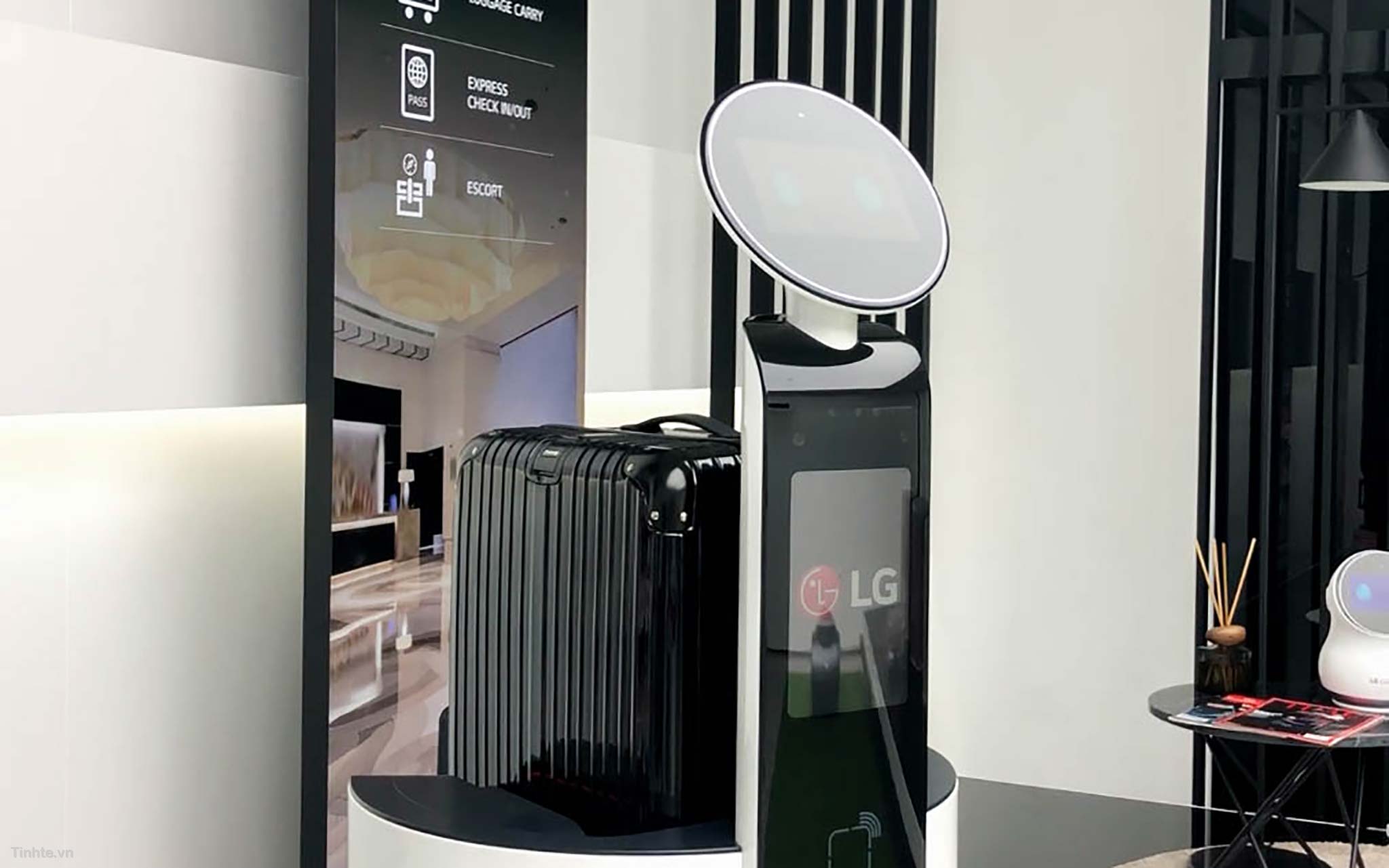 Ngắm dàn Robot "khủng" của LG: đa dạng, có cả Robot hỗ trợ người khuyết tật