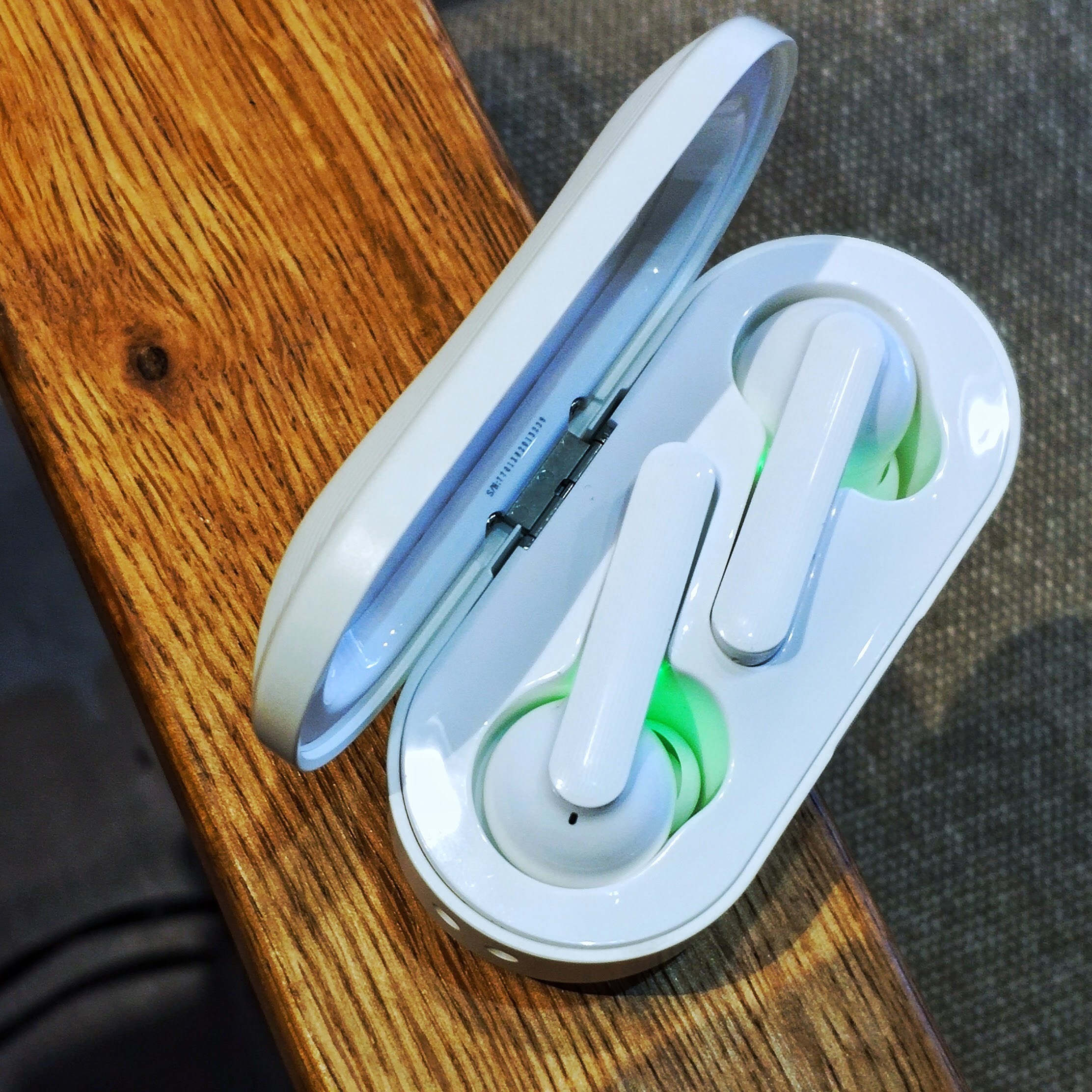 [Trên tay] tai nghe bluetooth Ticpods free đối thủ của Airpod | Viết ...