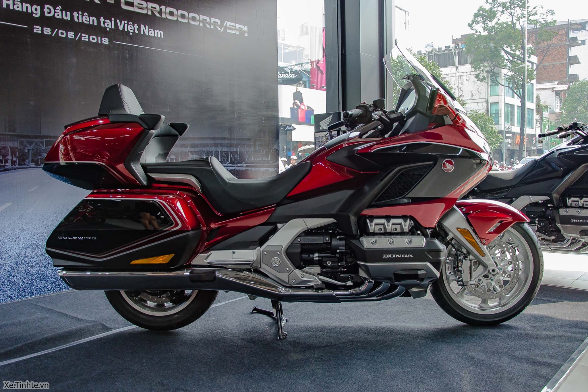 Trên tay Honda Gold Wing 2018 giá 1,2 tỷ với nhiều tính năng và công ...