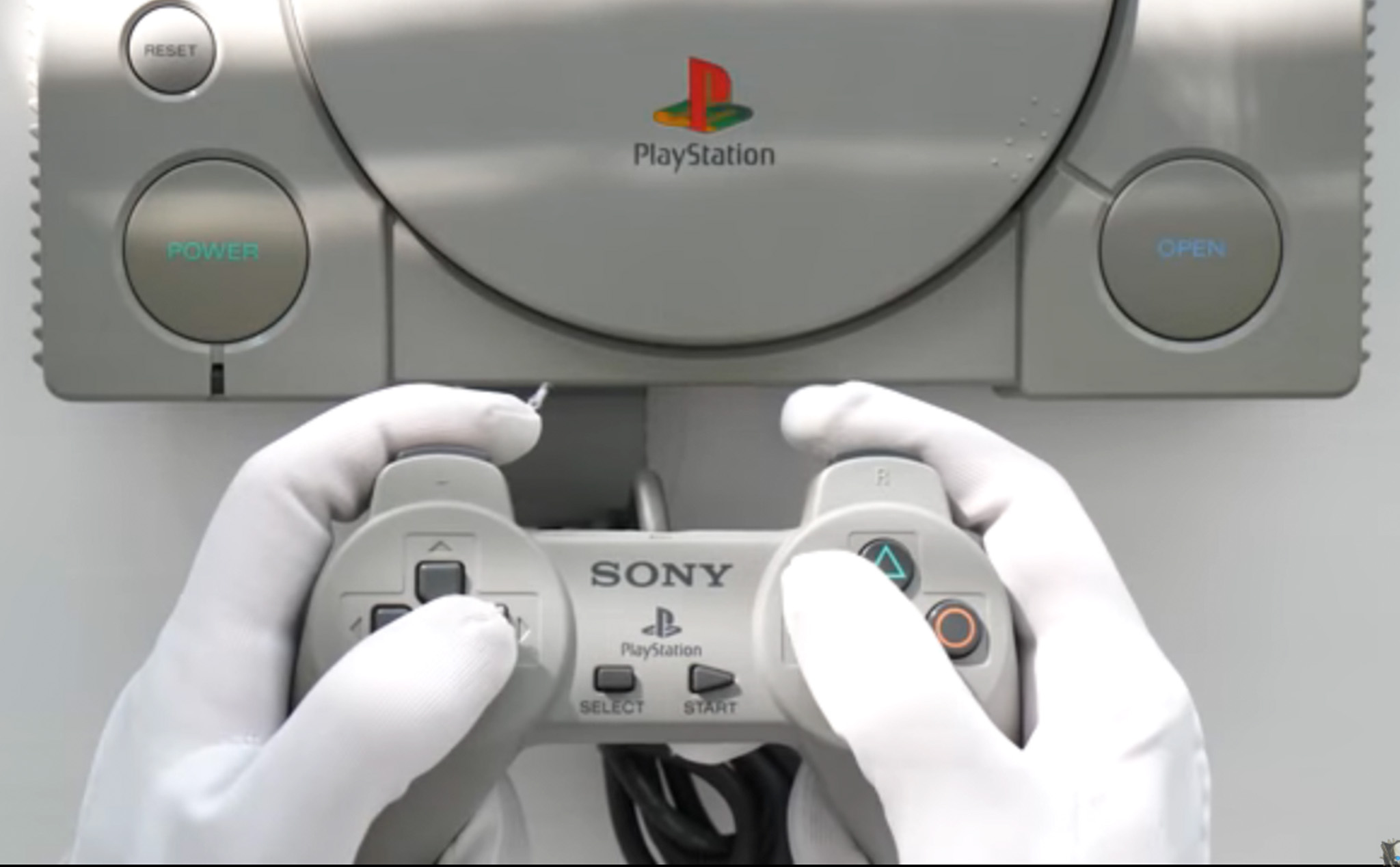 Đập hộp PlayStation đời đầu tiên: 24 năm vẫn chạy tốt