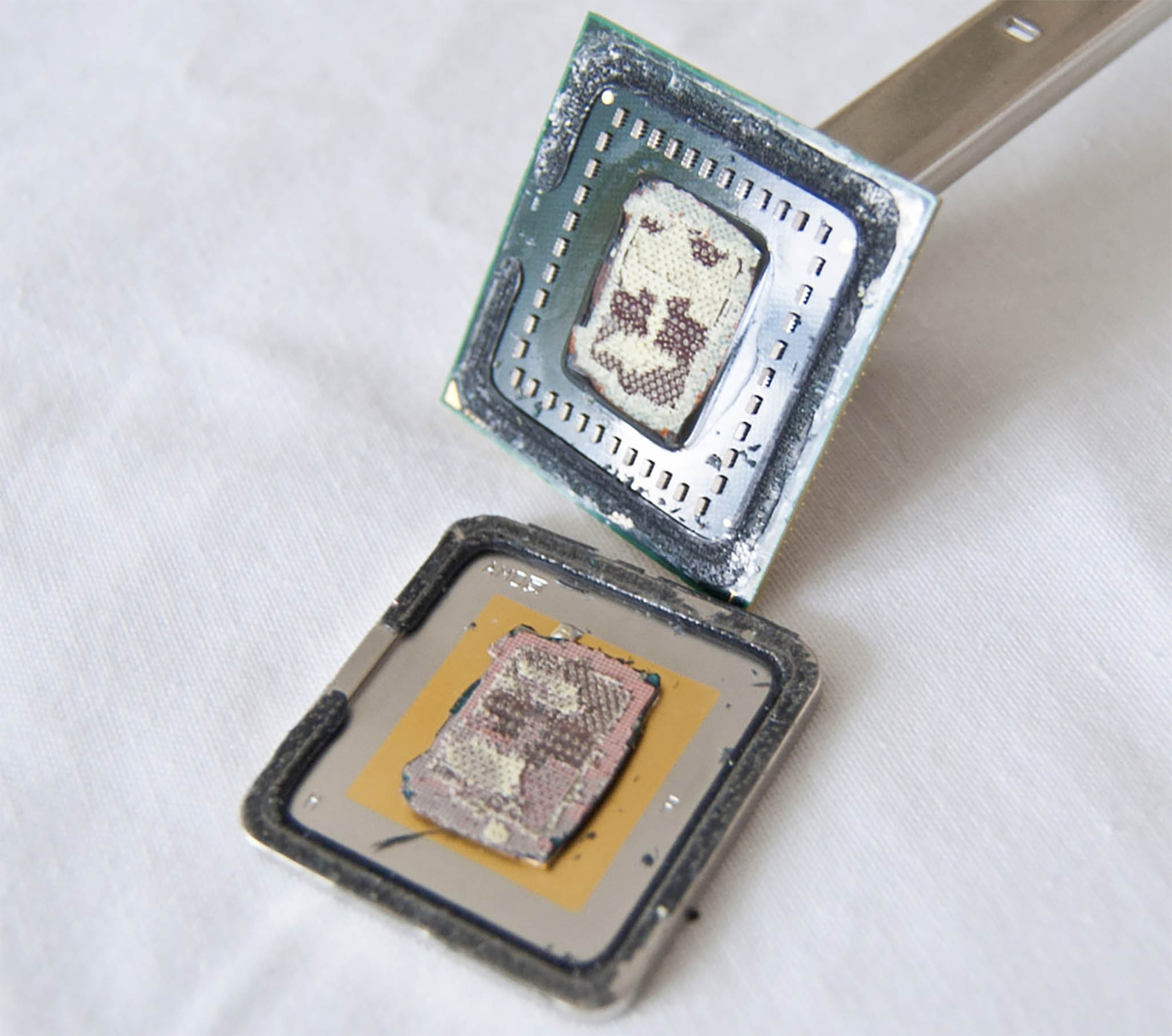 Core i7 và i9 thế hệ 9: nắp IHS được hàn với đế chip, tản nhiệt tốt hơn, xung cao hơn và dễ OC hơn