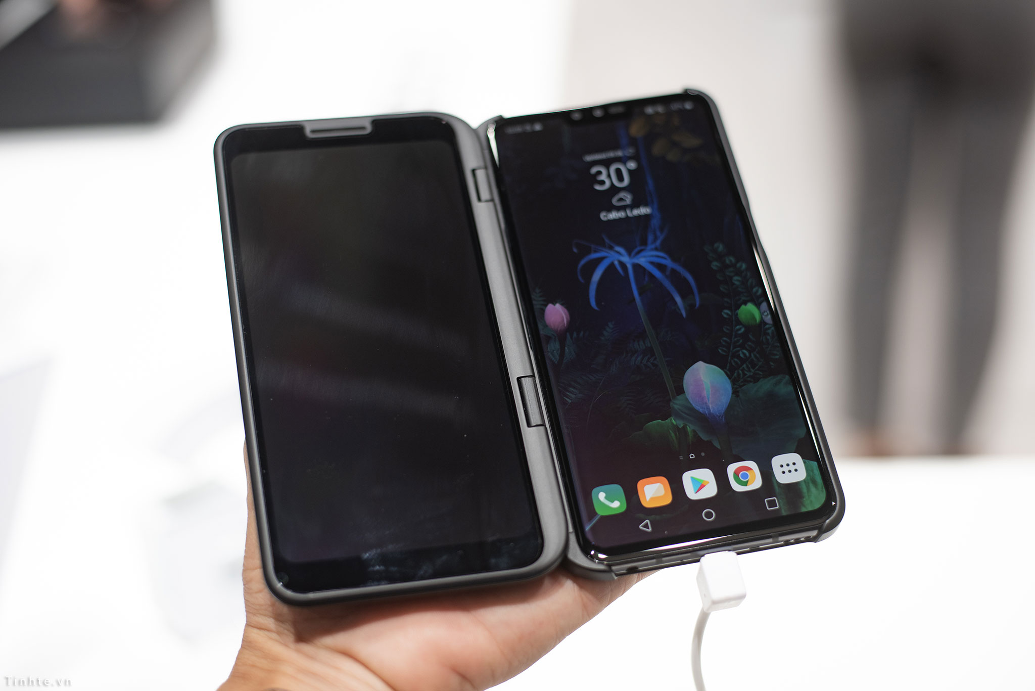 #MWC19: Trên tay LG V50 ThinQ với bộ vỏ chứa màn hình thứ 2, to và thô, chưa nhiều tiện ích
