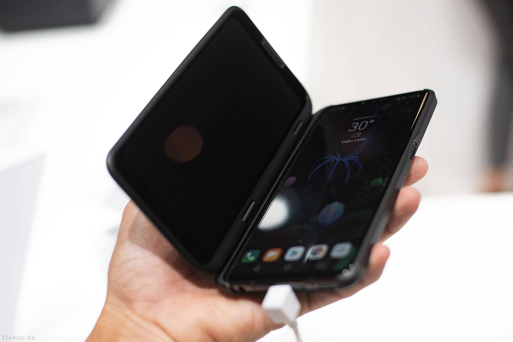 #MWC19: Trên tay LG V50 ThinQ với bộ vỏ chứa màn hình thứ 2, to và thô, chưa nhiều tiện ích