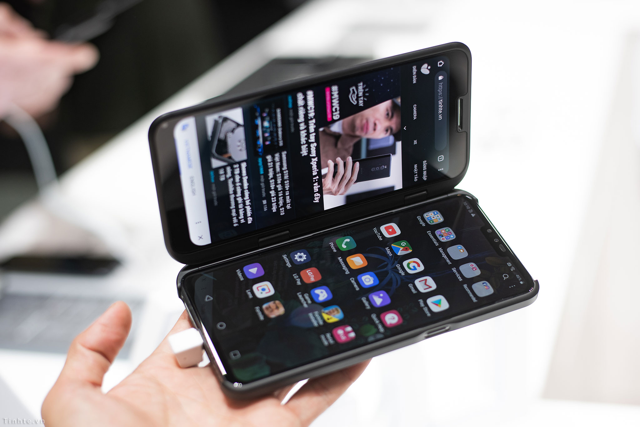 #MWC19: Trên tay LG V50 ThinQ với bộ vỏ chứa màn hình thứ 2, to và thô, chưa nhiều tiện ích