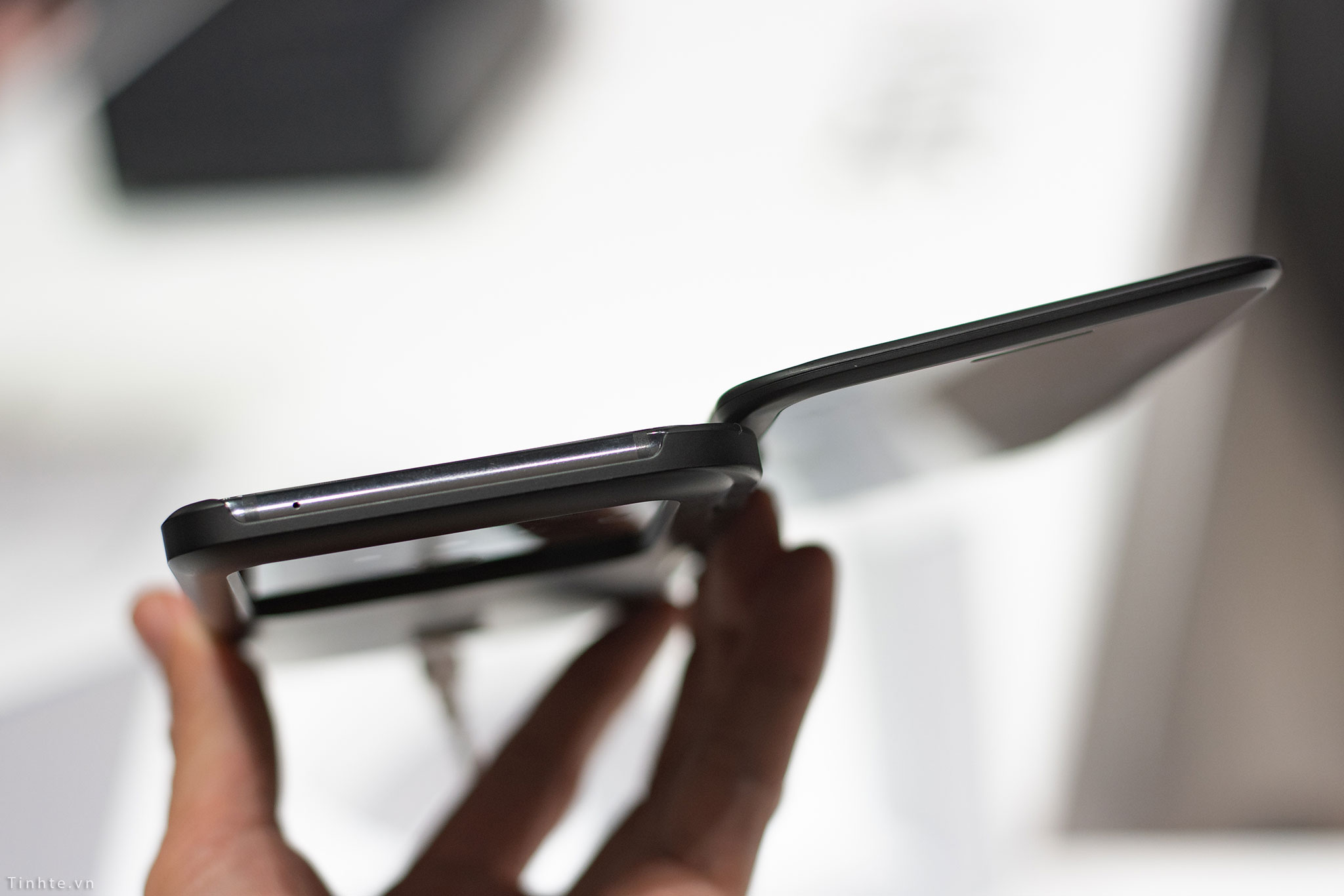 #MWC19: Trên tay LG V50 ThinQ với bộ vỏ chứa màn hình thứ 2, to và thô, chưa nhiều tiện ích