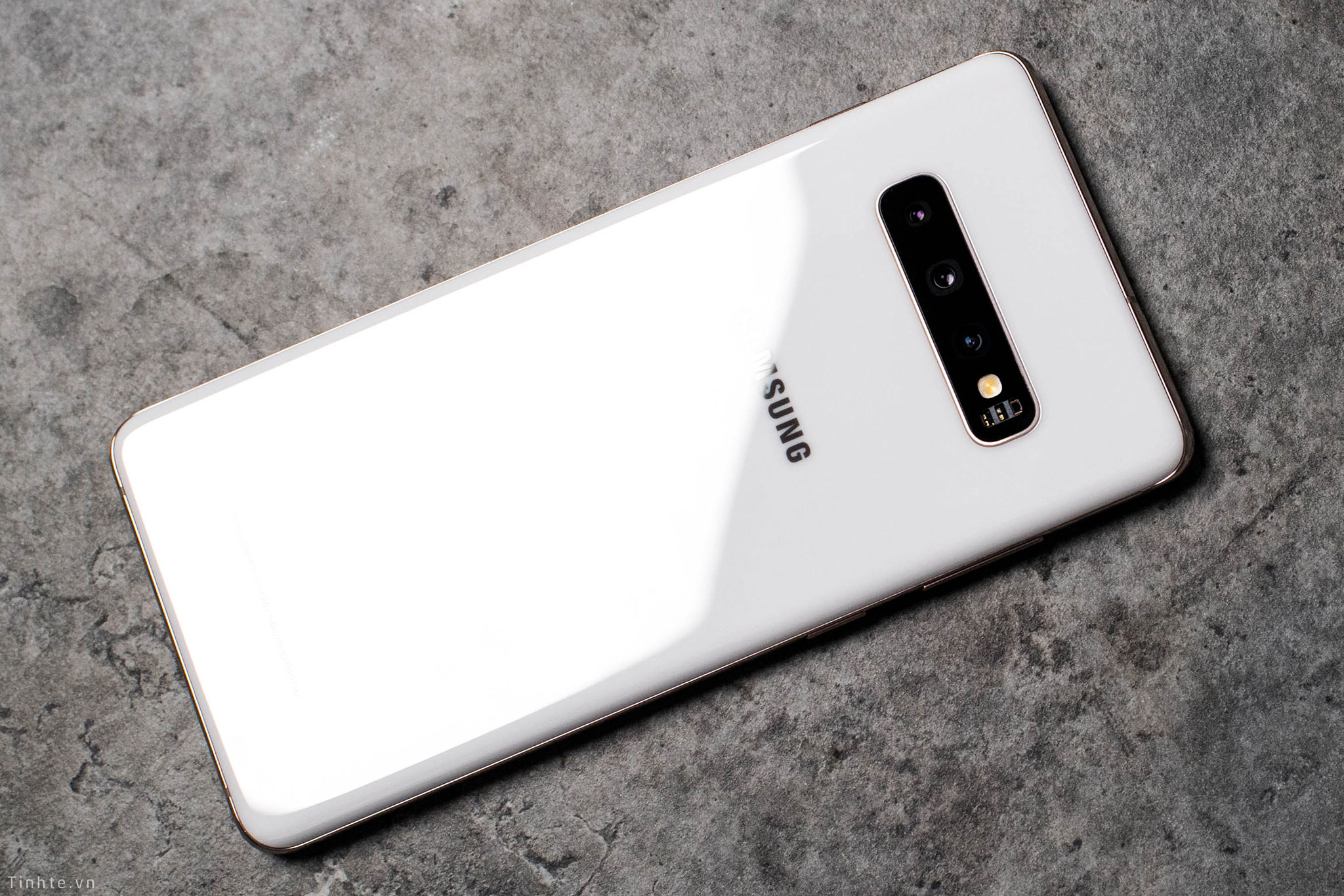 Trên tay Galaxy S10+ Trắng Ceramic: Trắng tinh, khung vàng hồng