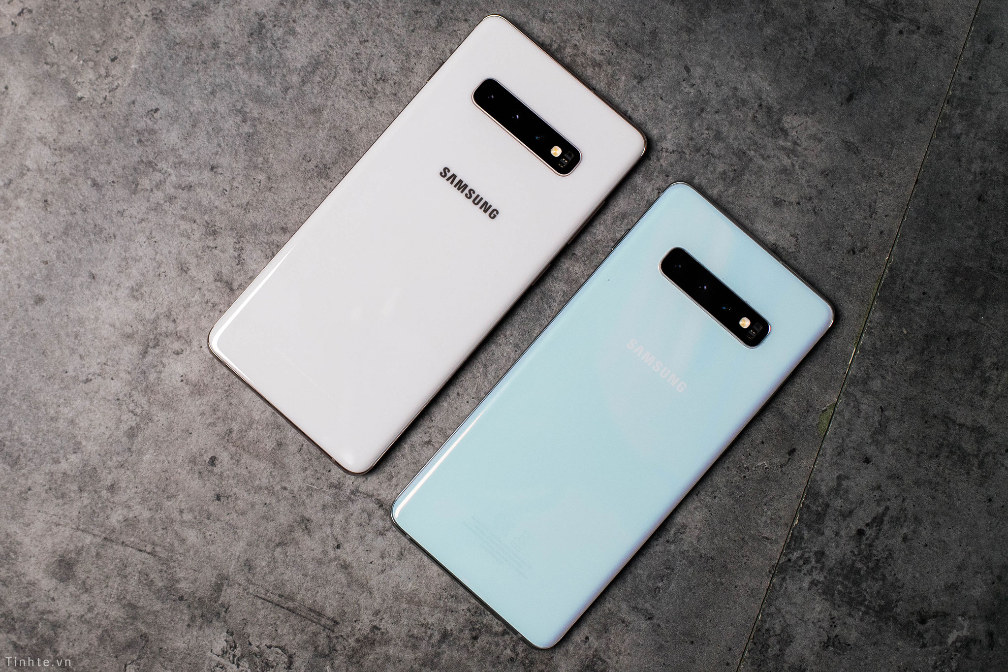 Trên tay Galaxy S10+ Trắng Ceramic: Trắng tinh, khung vàng hồng