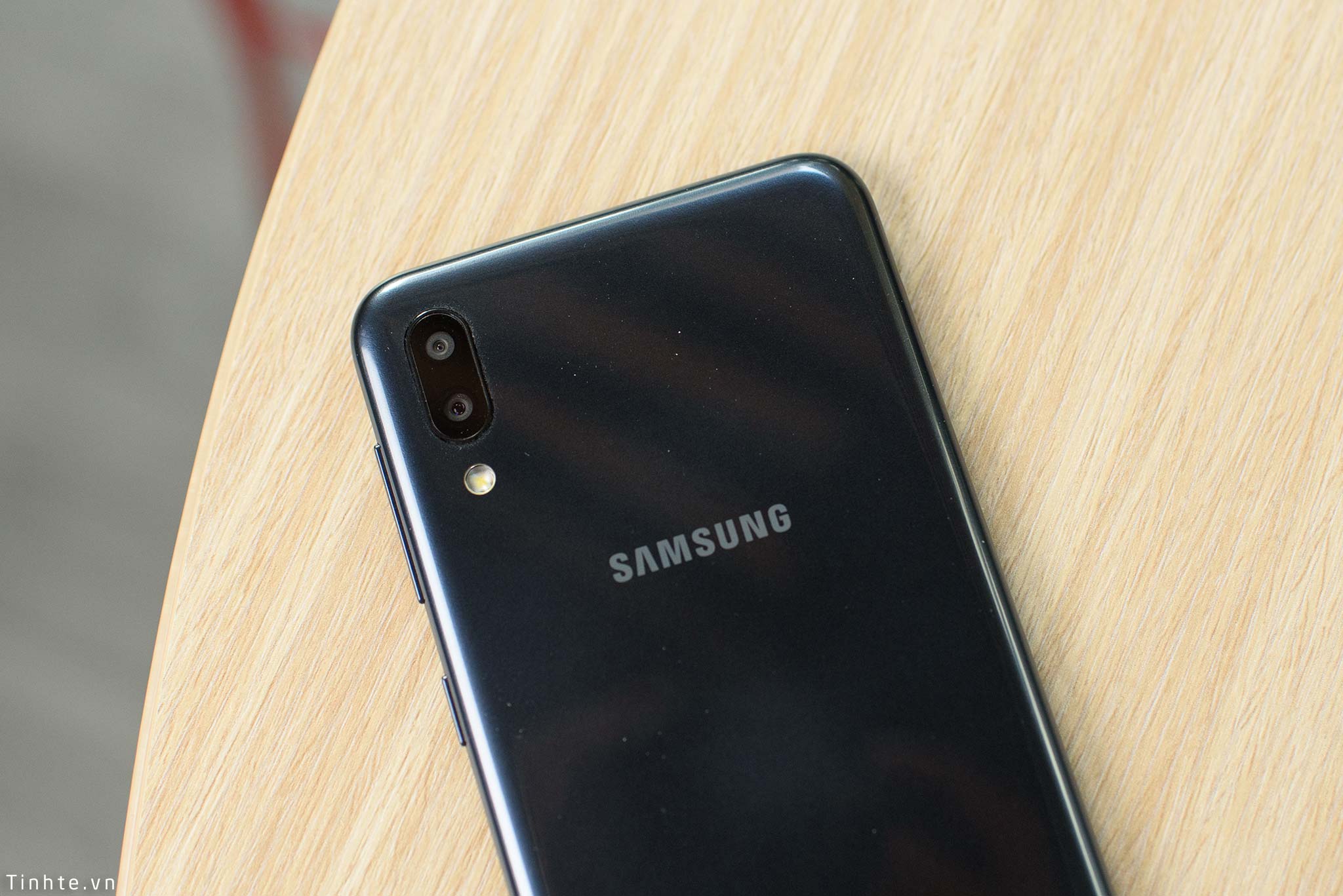 Mở hộp Samsung Galaxy M10: màn hình 6,2" HD+, camera kép có góc siêu ...