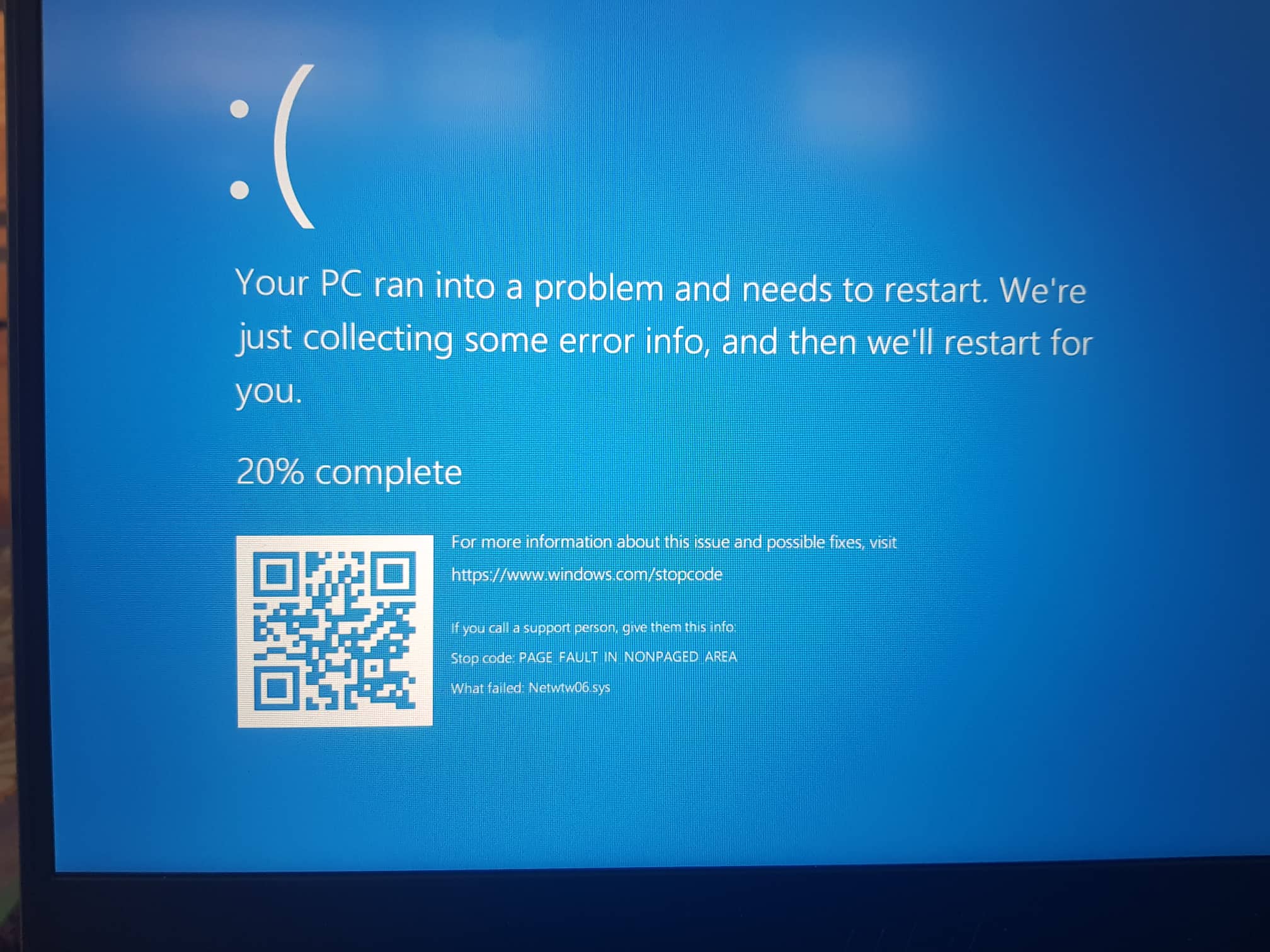 Lỗi your pc ran into a problem and needs to restart