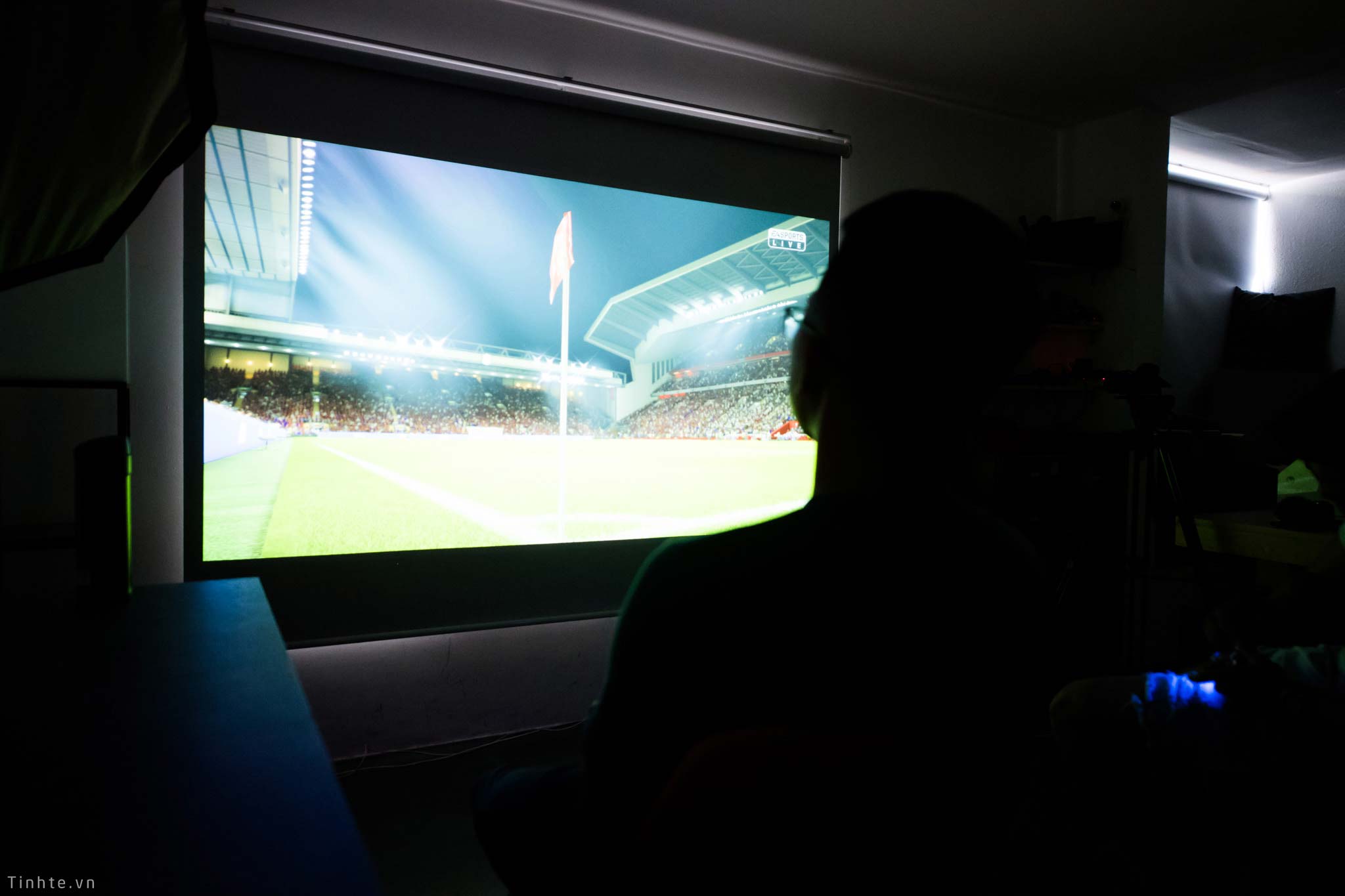 Trải nghiệm máy chiếu BenQ W2700: Chơi PS4 trên màn hơn trăm inch, chuẩn 4K HDR, màu DCI-P3 điện ảnh