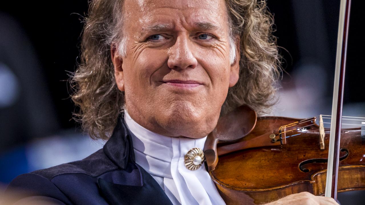 Nghệ sỹ André Rieu đóng góp 20.000 Euro mua lại nhạc cụ cho ban nhạc ...
