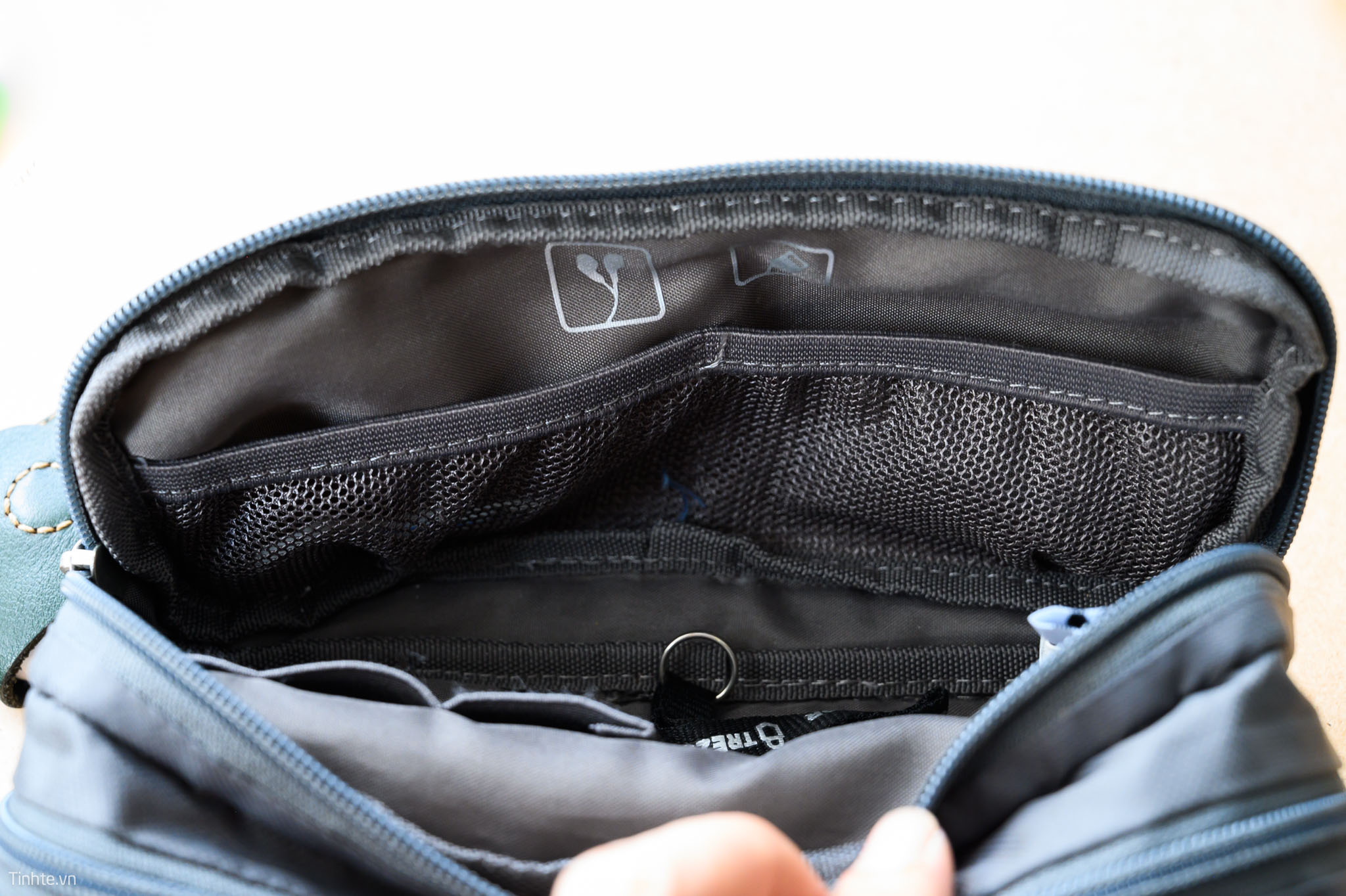 Trên tay túi đựng cáp Samsonite cable pouch - Đựng đủ thứ trên đời