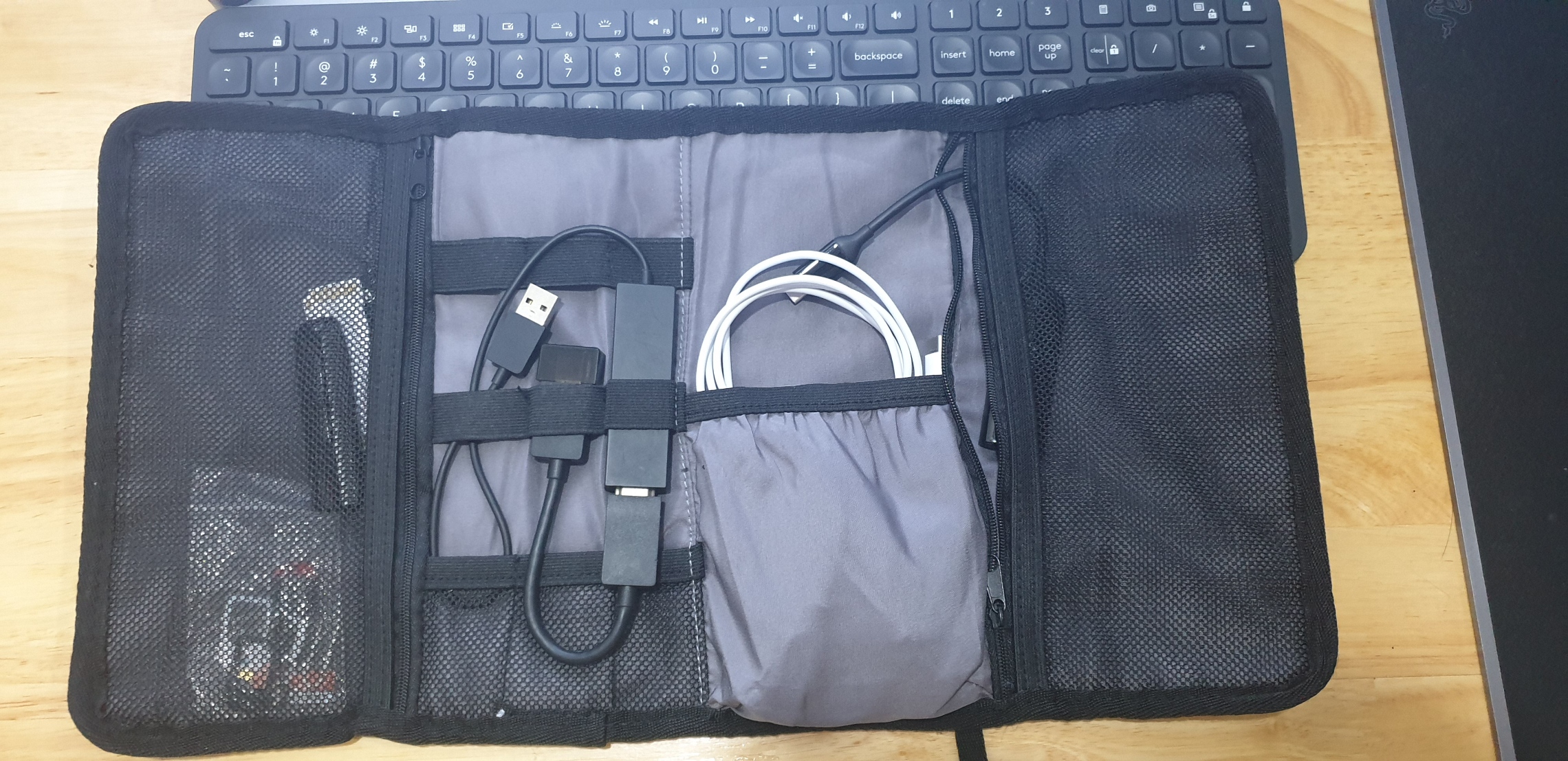 Trên tay túi đựng cáp Samsonite cable pouch - Đựng đủ thứ trên đời