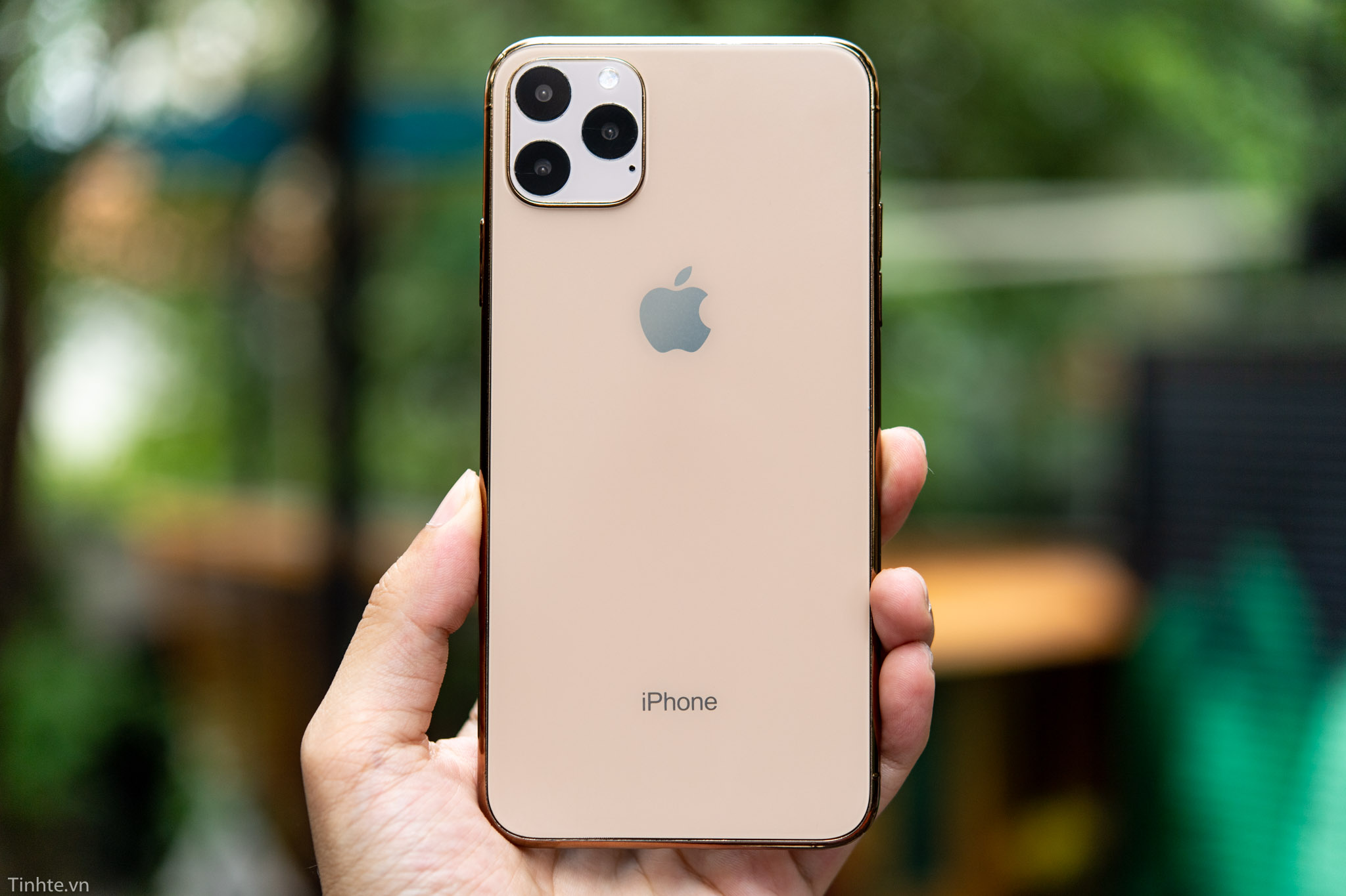 Trên tay dummy các loại iPhone 11: cụm camera vuông không quá lồi?