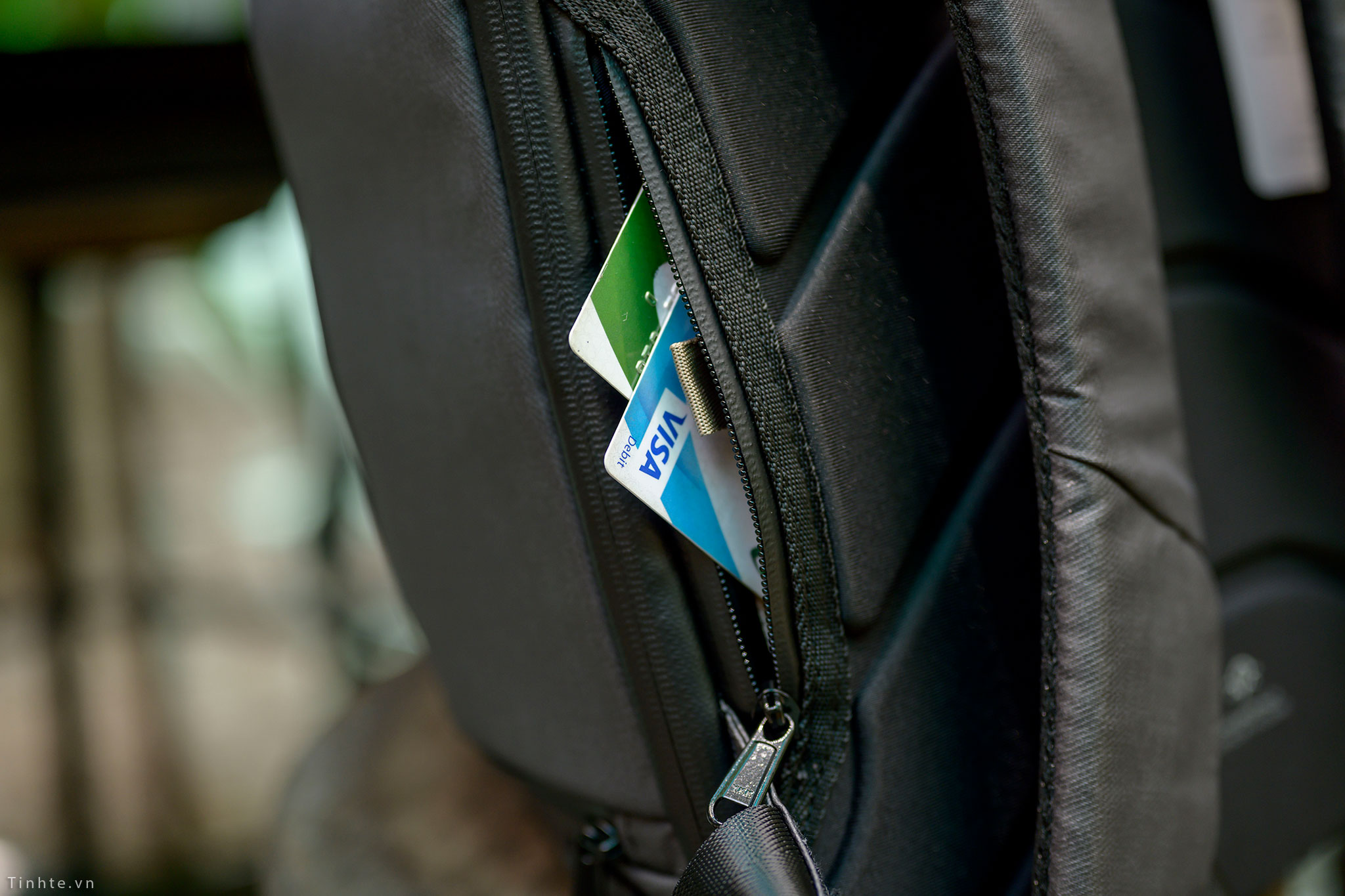 Trên tay ba lô Kingsons Beam Backpack: Lấy ánh sáng mặt trời để sạc pin ...